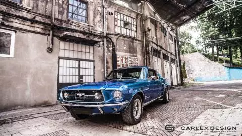 Ford Mustang minn Carlex disinn tliet kwarti