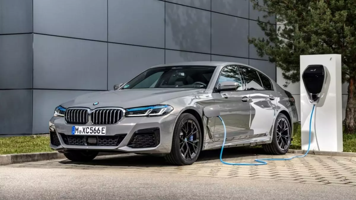 BMW 545e xDrive 2020. 5-րդ սերիայի plug-in հիբրիդը