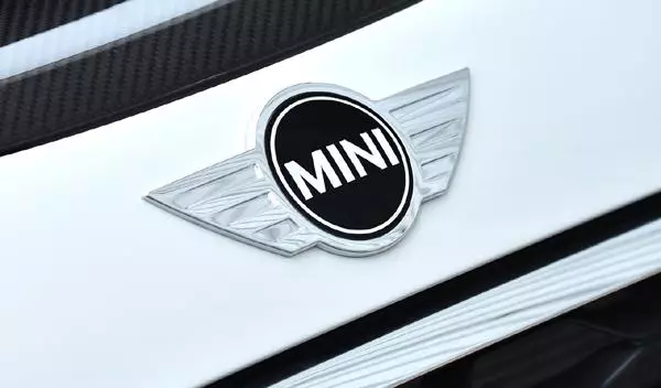 MINI auto markaren logotipoa