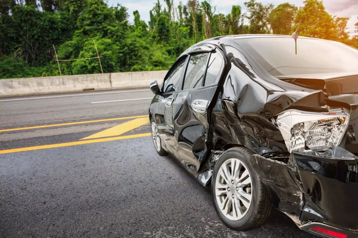 Reyes lagi lelungan paling sethithik 187 km/jam nalika salah sijine roda mobile ambruk