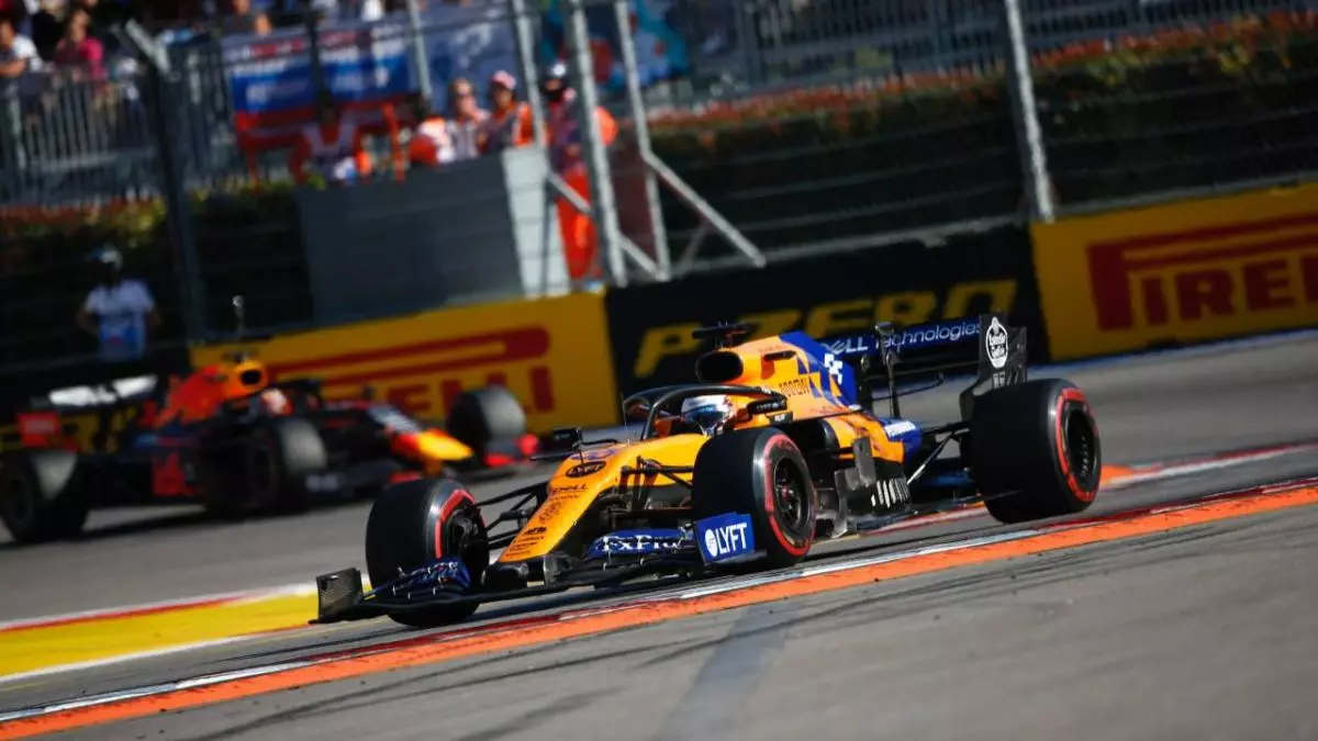 Sainz brilha na Rússia: sexto, lutou com Red Bull e Mercedes