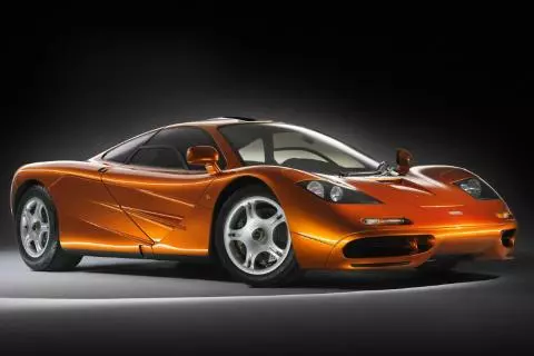 McLaren F1 superautomobilis sumanytas ant servetėlės