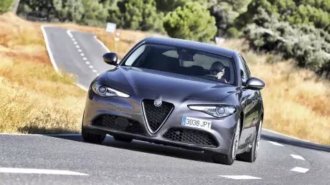 Alfa Romeo Giulia'yı Test Edin