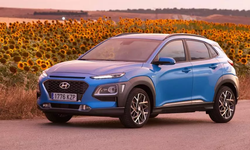 Hyundai Kona elektrinis, trys privalumai ir trūkumas lyginant su hibridu