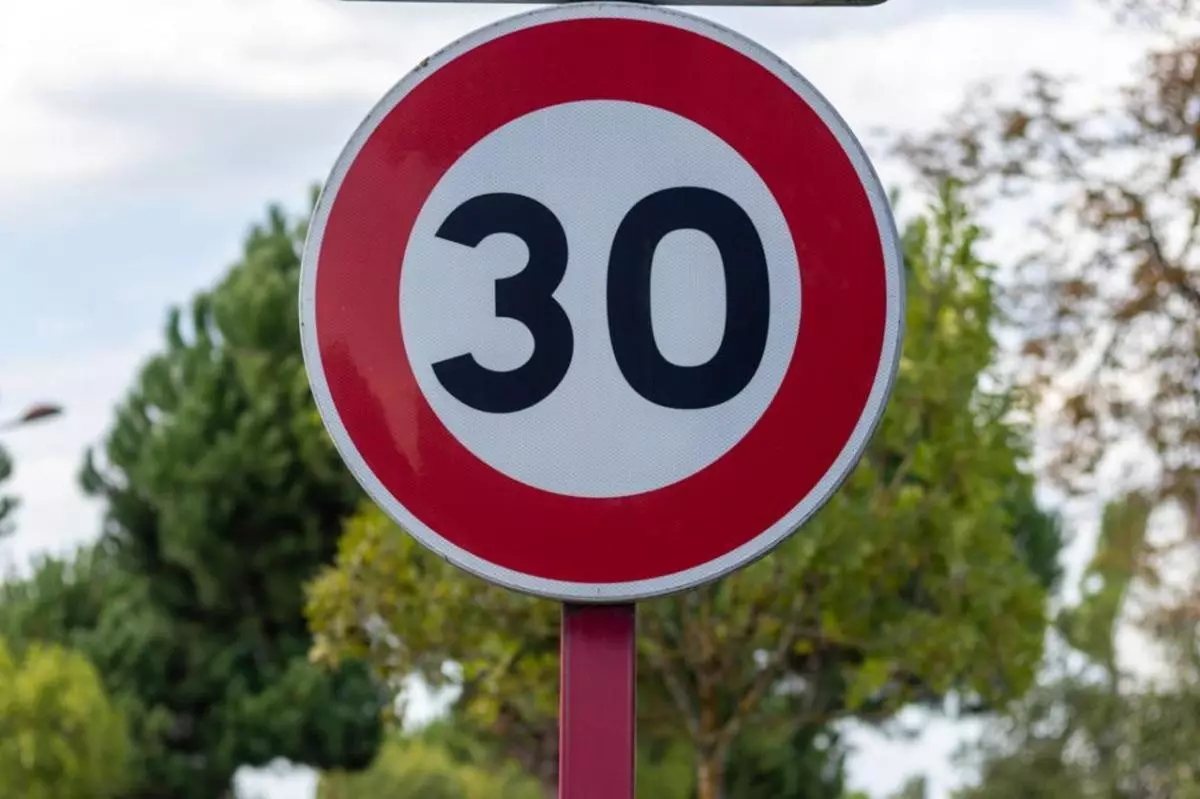 Umbono: Ingabe imikhawulo emisha yejubane lika-30 km/h inengqondo?