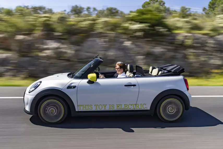 Mtihani Mini Cooper SE convertible