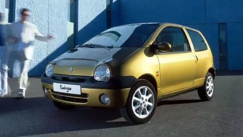 Renault Twingo ඇතුලේ නිදාගන්න කාර්