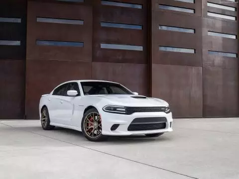 2015 Dodge Charger SRT Hellcat peb-quarter pem hauv ntej