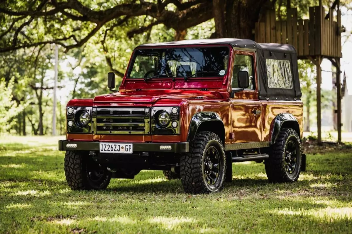 Беспрекорен Land Rover Defender од 1996 година на аукција