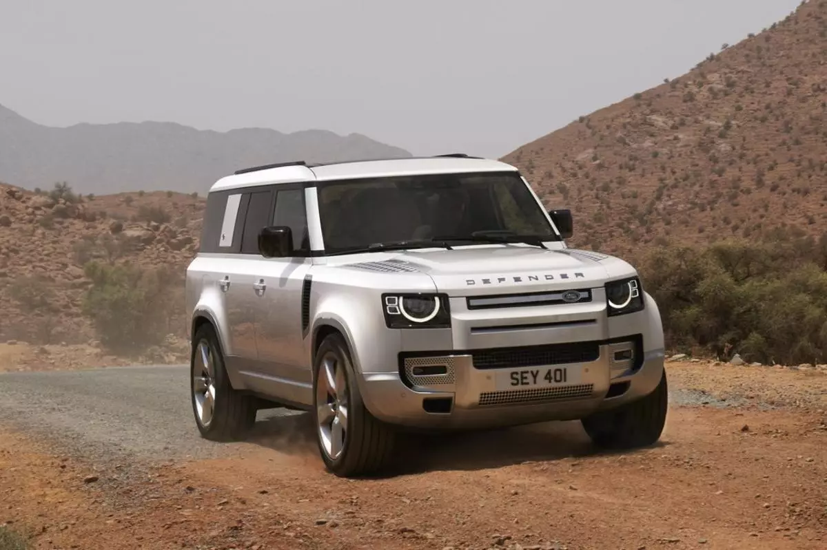 Land Rover Defender 130, com espaço para oito