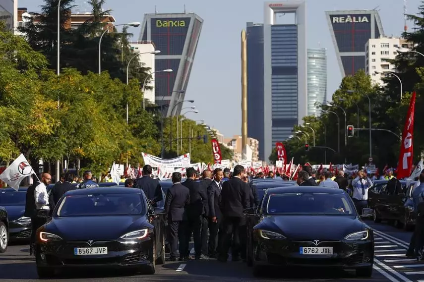 Vodiči Uber a Cabify na demonštrácii v Madride proti vládnemu nariadeniu, 27. septembra 2018.