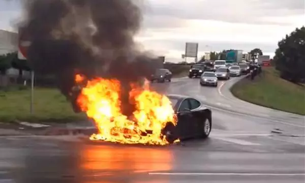 Tesla nanggepi model S sing kobong 58817_4