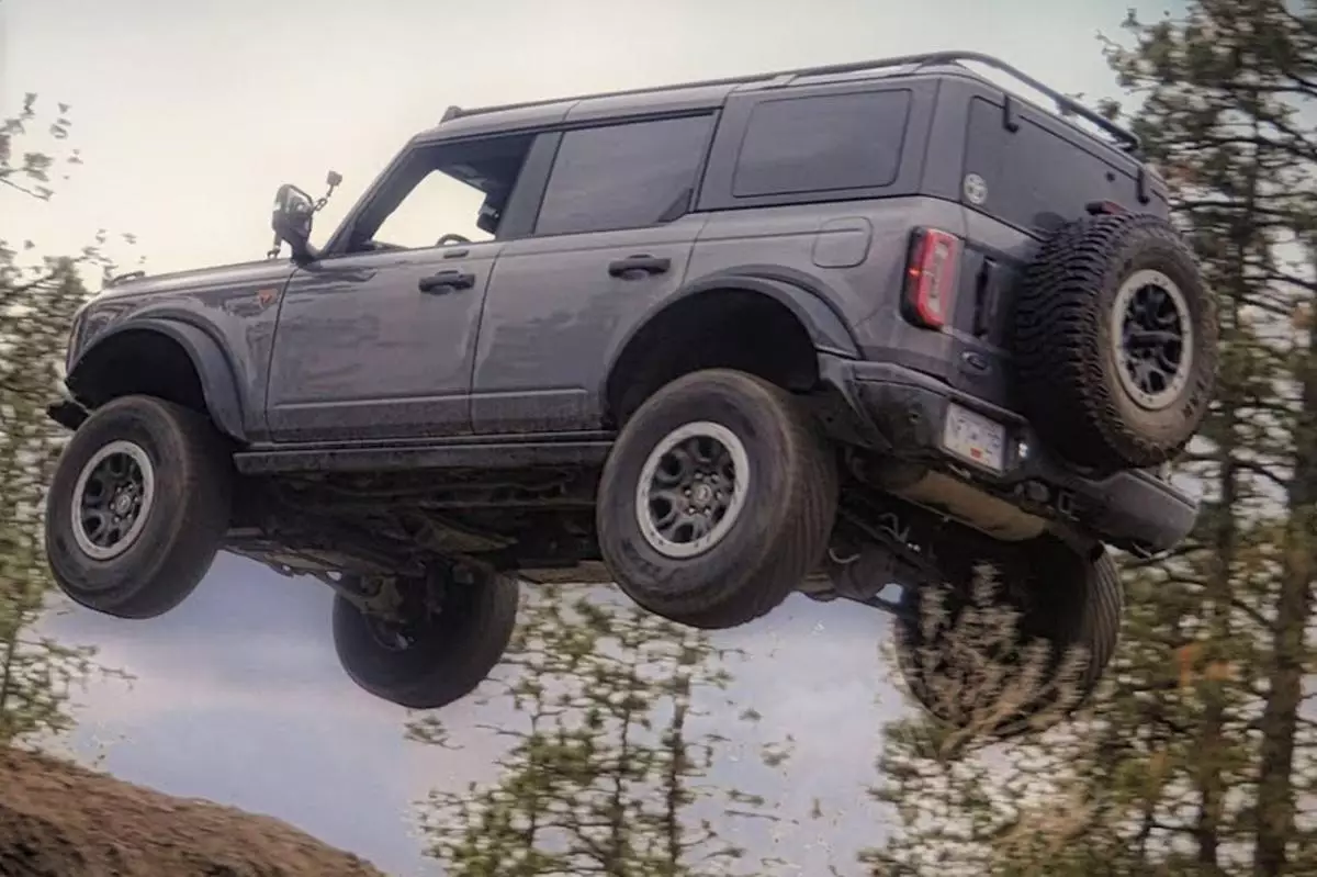 Ford Bronco යානය පියාසර කරන්නේ එලෙසයි