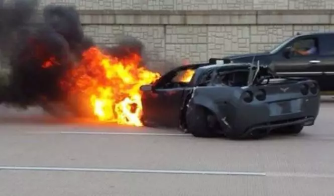 A Corvette crashes at 240 km / h in the middle of an illegal race