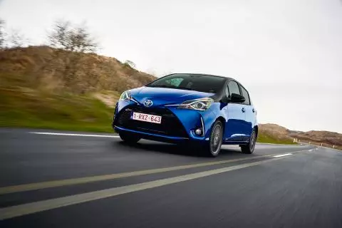 Novo Toyota Yaris con parachoques novo