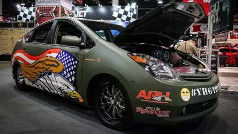 Toyota Prius kun Hellcat-motoro