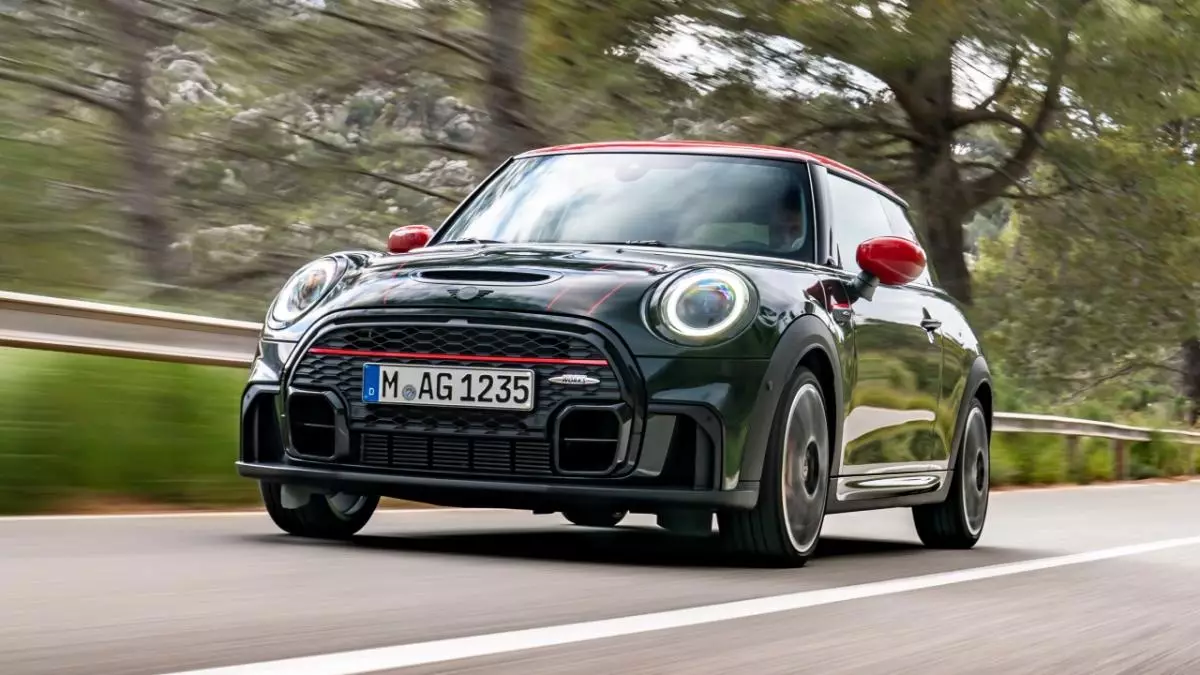 Mini John Cooper Works 2021: рестилирање во средината на циклусот