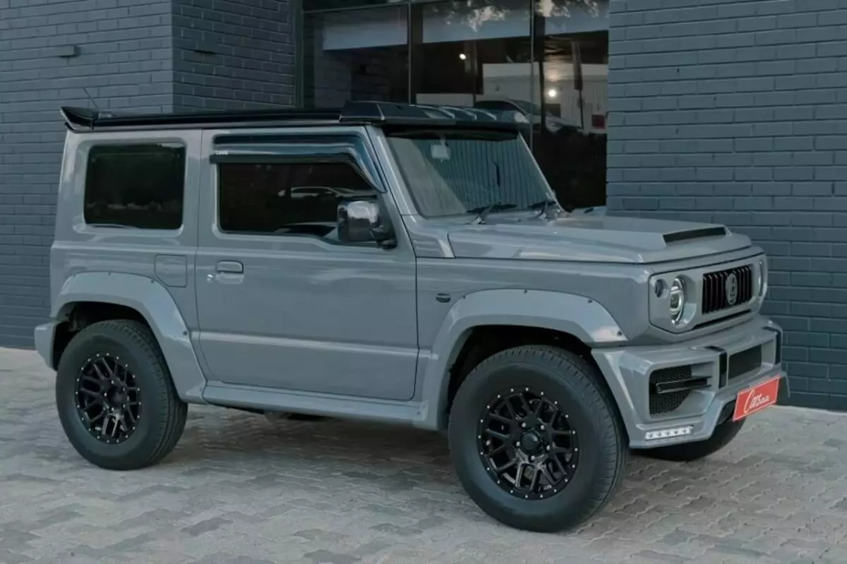 Ny Suzuki Jimny miaraka amin'ny kitapo Liberty Walk dia G-Class kely