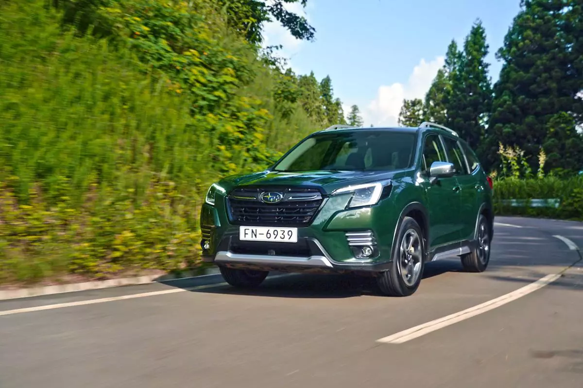 Tástáil Subaru Forester 2.0i ecoHYBRID AWD Sport Plus