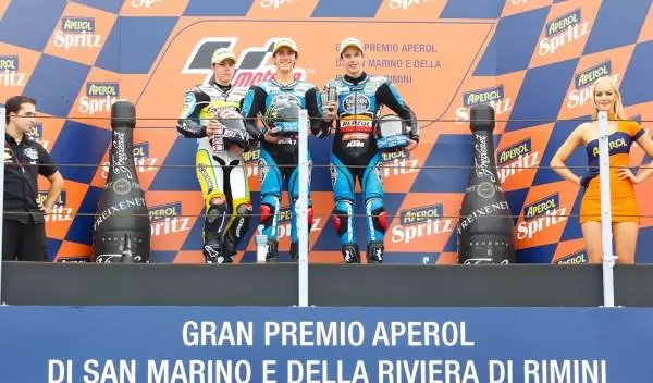 산마리노 GP의 포디움에 있는 Maverick Viñales, Álex Rins, Álex Márquez.