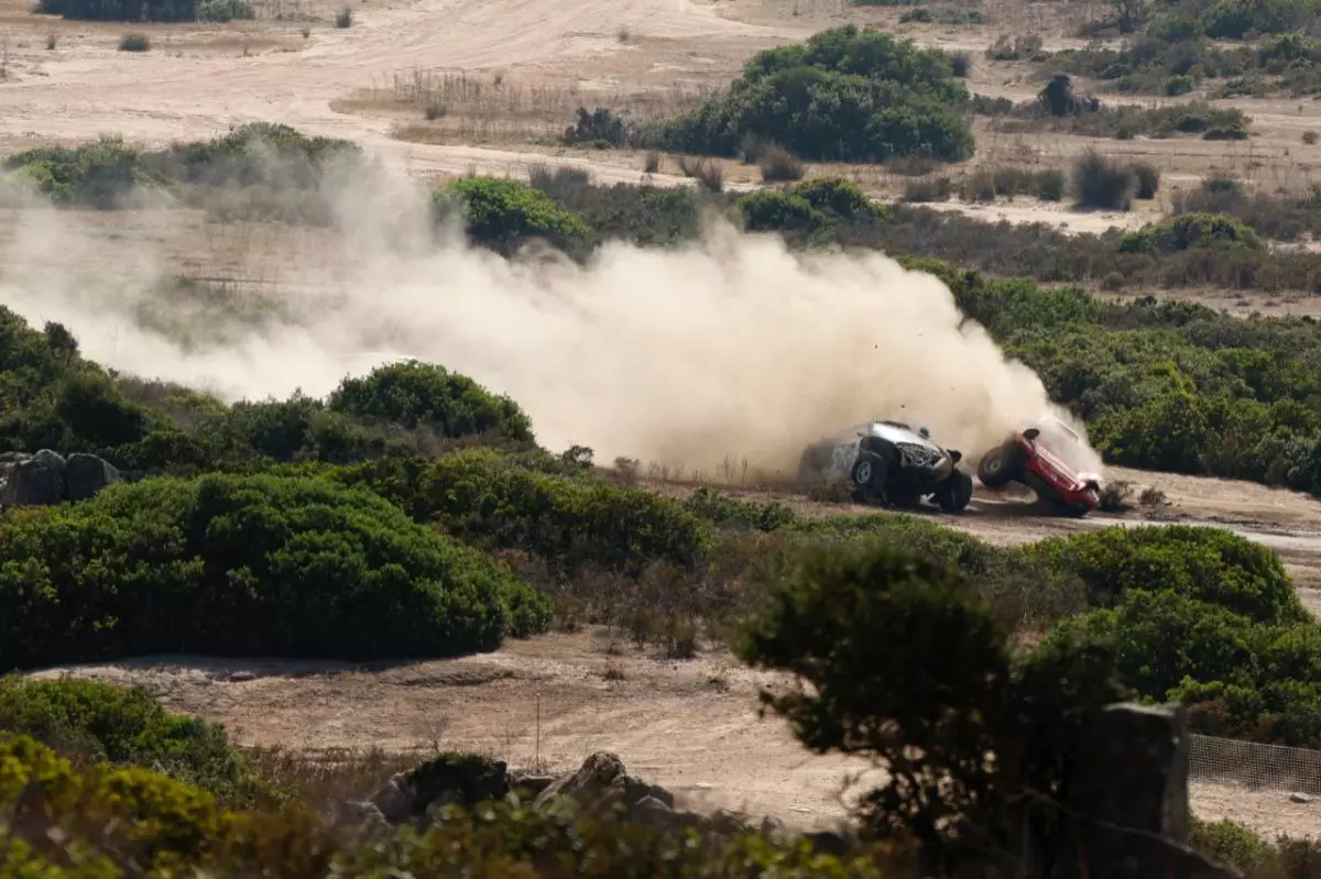 Carlos Sainz emerges unharmed from a serious accident when he was fighting for his first victory in Extreme E