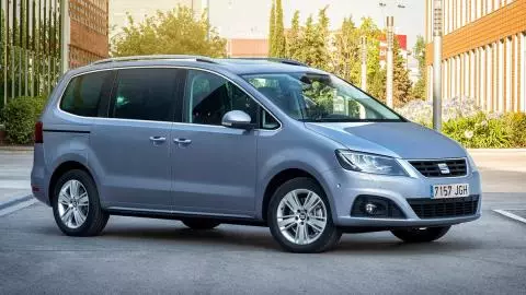 les voitures sont équipées de trois sièges pour enfants Seat Alhambra