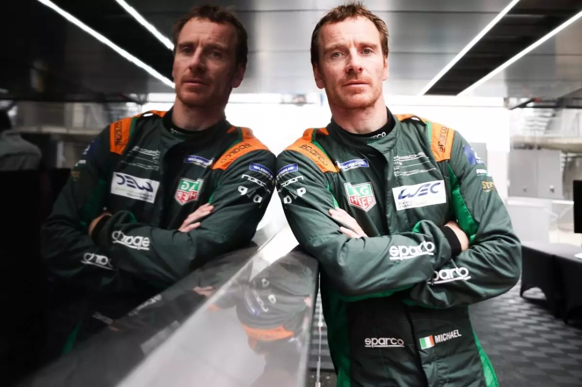 Tús trioblóideach Le Mans le Michael Fassbender