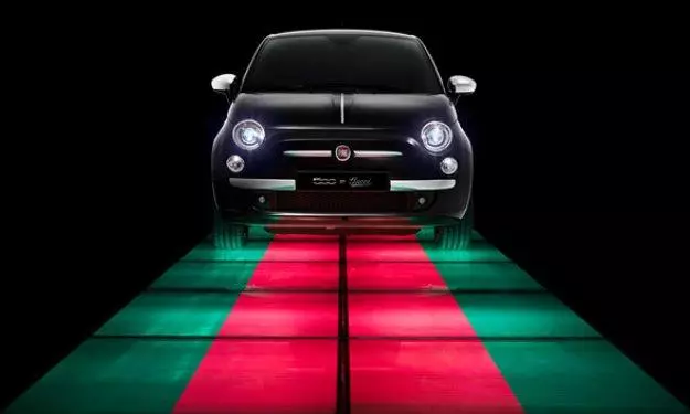 Tugann Cristiano Ronaldo Fiat 500 dá dhochtúirí 61000_7