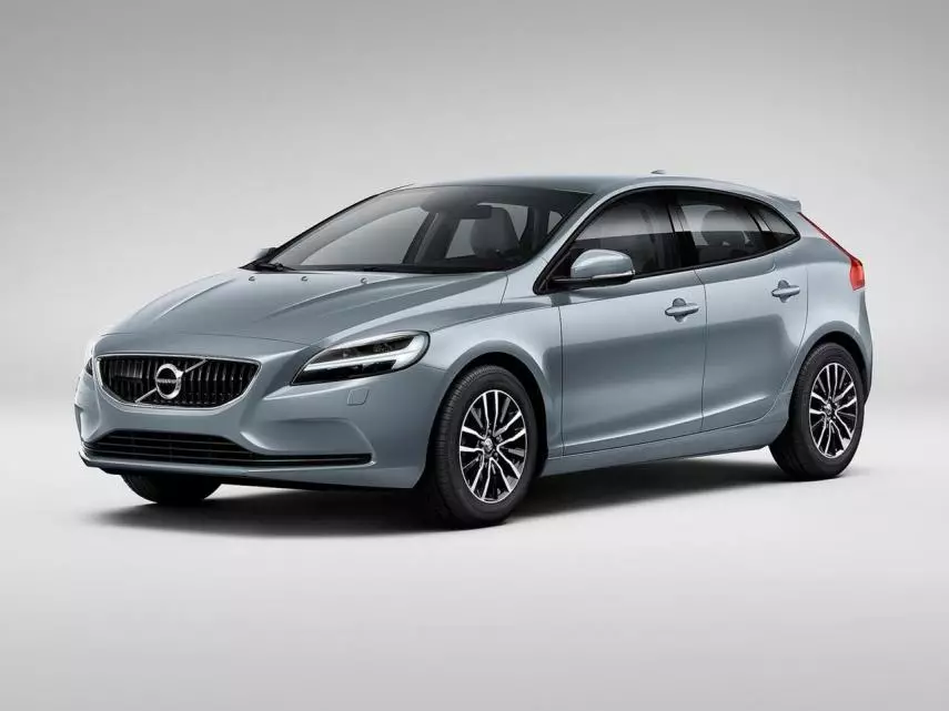 アウディ A3 またはボルボ V40