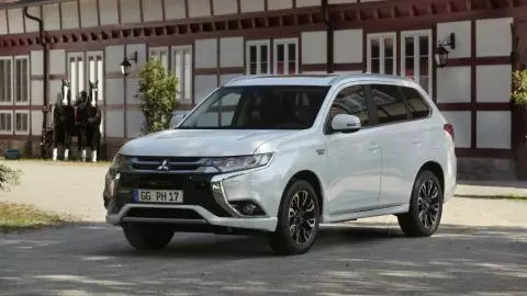 三菱アウトランダーPHEV 2017