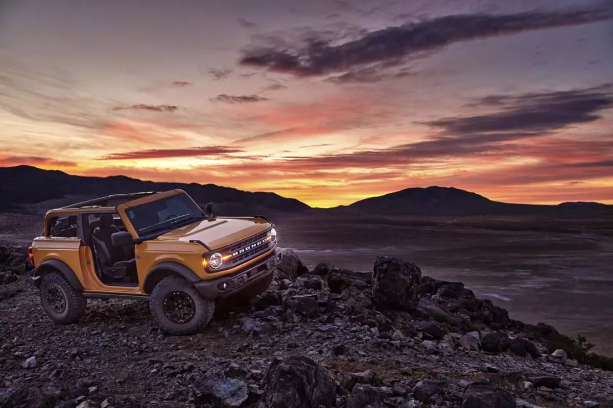 De Ford Bronco die in de problemen komt door de sneeuw