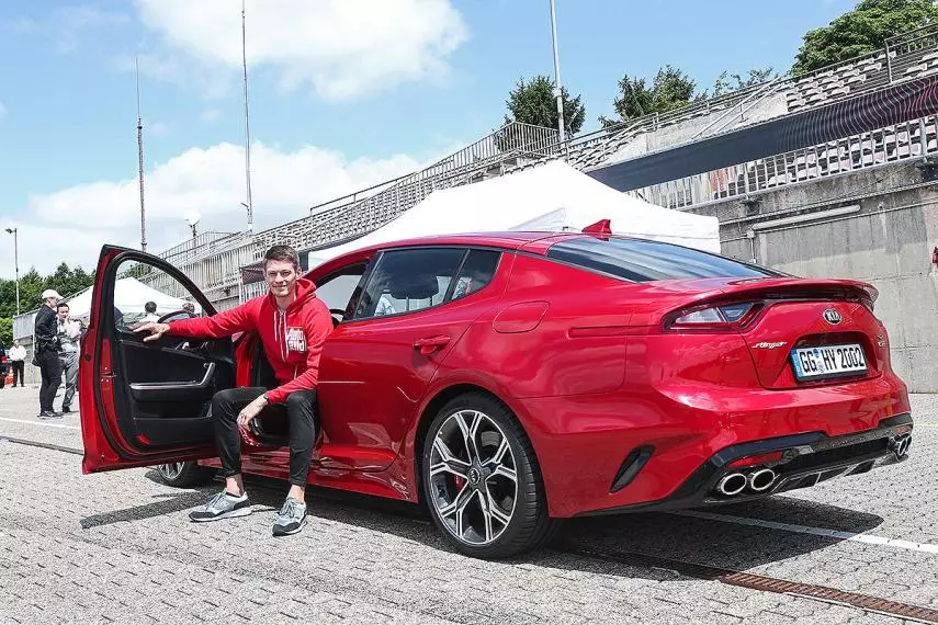 Na matou suʻeina le Kia Stinger