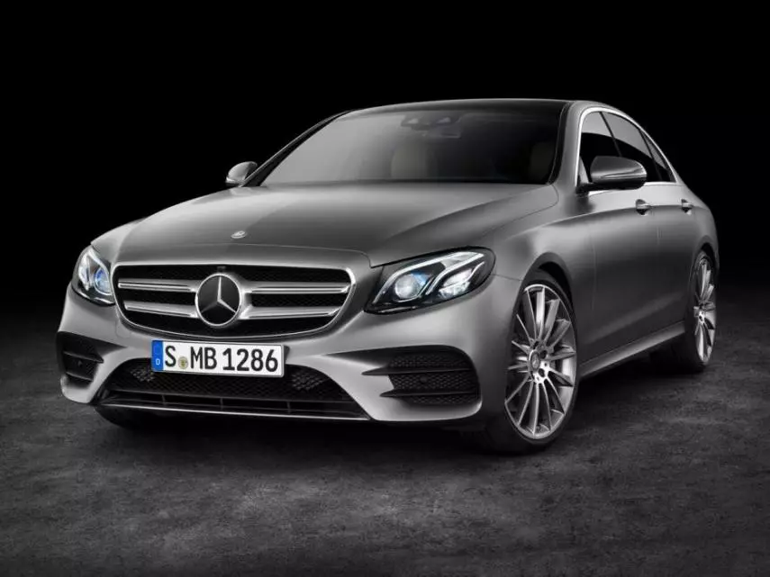 Sedan Mercedes E-Class untuk disewa