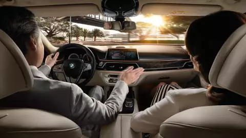 2015 BMW 7 Series gesture control