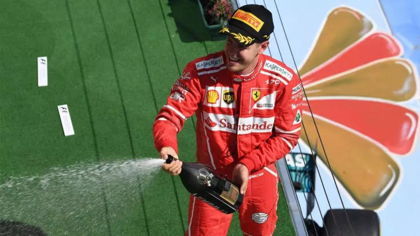 Sebastian Vettel jiċċelebra r-rebħa tiegħu fl-Ungerija