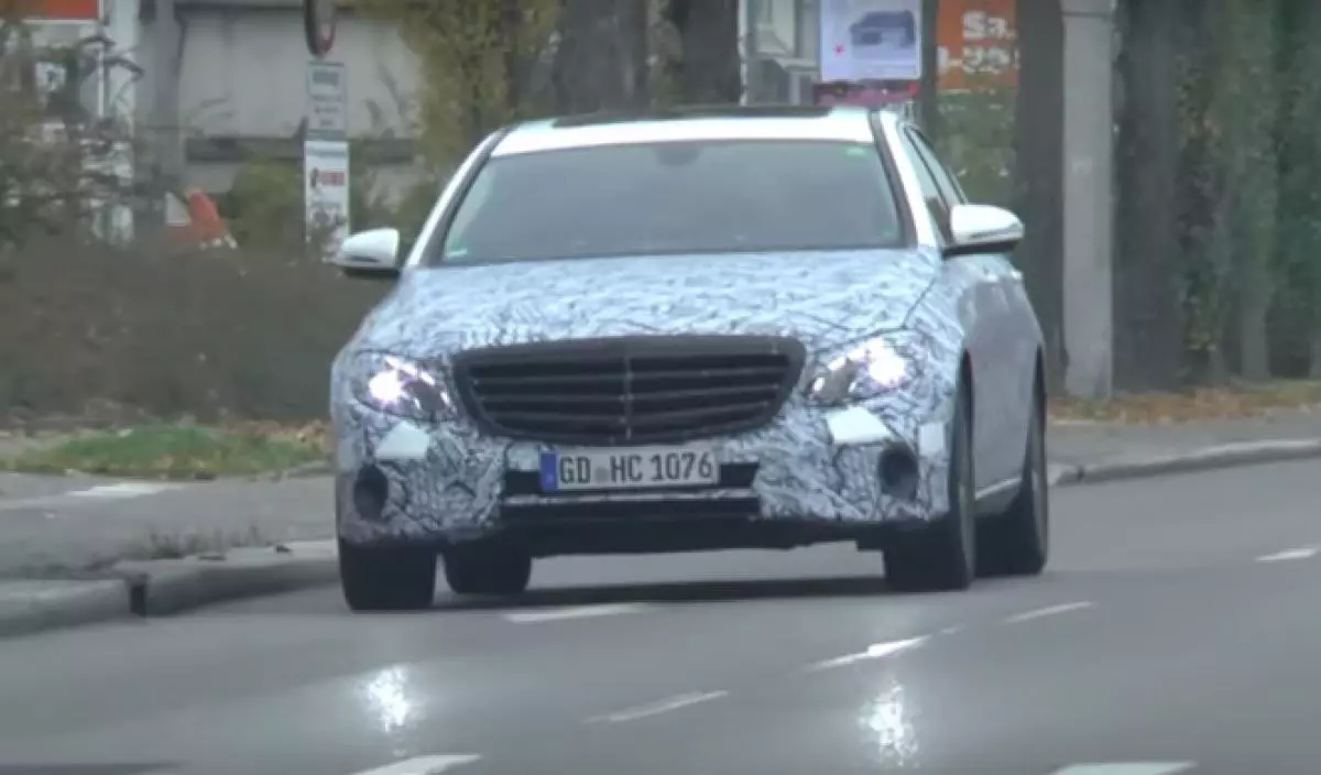 Мүмкүн болгон Mercedes-Maybach E-Class, азыр видеого түшүп калган