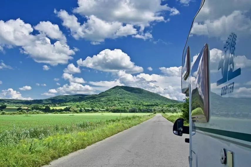 Ħames tricks sempliċi biex tikkonsma inqas meta ssuq motorhome