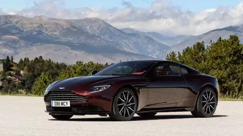 Випробуйте розкішний британський спортивний автомобіль Aston Martin DB11 V8