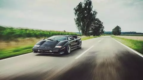 ezezagun-bertsioak-kotxe ezagunak-Lamborghini-Countach-Turbo