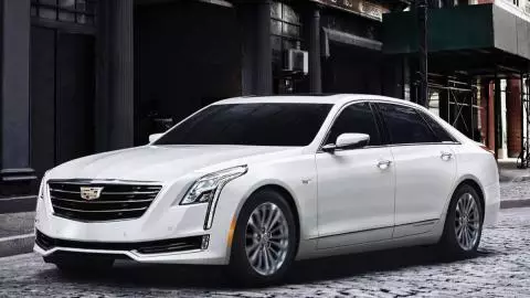 كادىلاك CT6 PHEV ئالدى