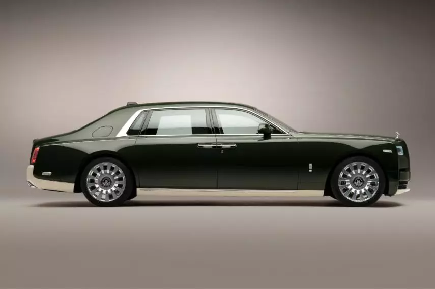 rolls Royce фантомының бүйірден көрінісі