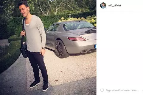 Mesut Ozil: Mercedes SLS AMG