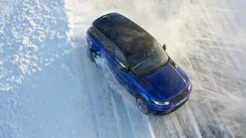 Range Rover Sport SVR na ledě